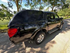 Black Mitsubishi l-200 2007 in Panevezys, with an engine capacity of 2.48 L and mileage of 325 thousand km for 7500 €, photo 7 on AUTOMOTO.COM.LV