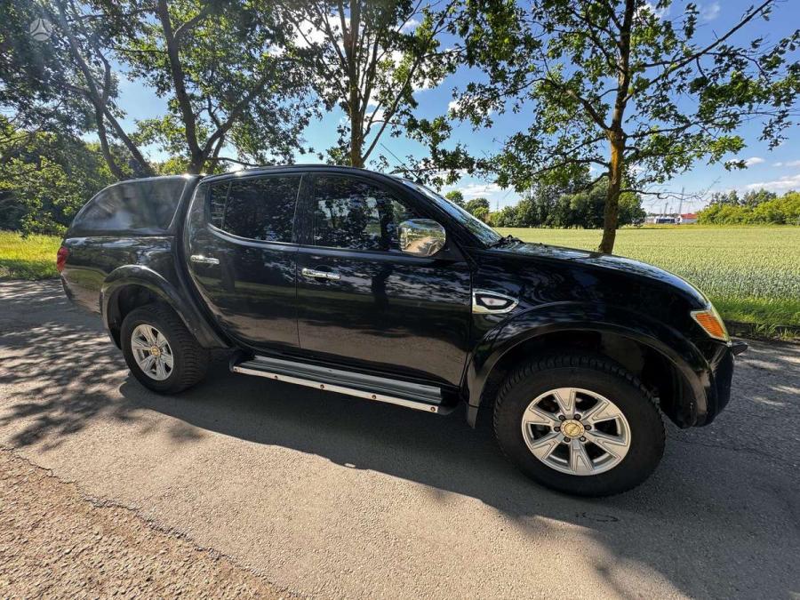 Black Mitsubishi l-200 2007 in Panevezys, with an engine capacity of 2.48 L and mileage of 325 thousand km for 7500 €, photo 8 on AUTOMOTO.COM.LV