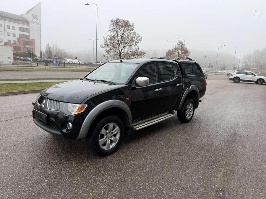 Black Mitsubishi l-200 2008 in Vilnius, with an engine capacity of 2.48 L and mileage of 284 thousand km for 6900 €, photo 1 on AUTOMOTO.COM.LV