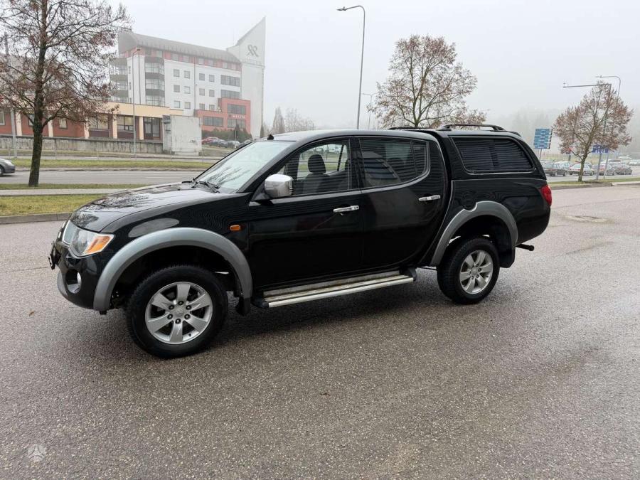 Black Mitsubishi l-200 2008 in Vilnius, with an engine capacity of 2.48 L and mileage of 284 thousand km for 6900 €, photo 2 on AUTOMOTO.COM.LV