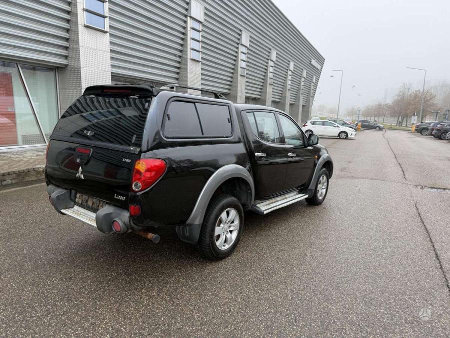 Black Mitsubishi l-200 2008 in Vilnius, with an engine capacity of 2.48 L and mileage of 284 thousand km for 6900 €, photo 4 on AUTOMOTO.COM.LV