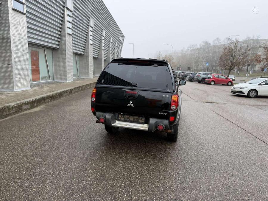 Black Mitsubishi l-200 2008 in Vilnius, with an engine capacity of 2.48 L and mileage of 284 thousand km for 6900 €, photo 5 on AUTOMOTO.COM.LV