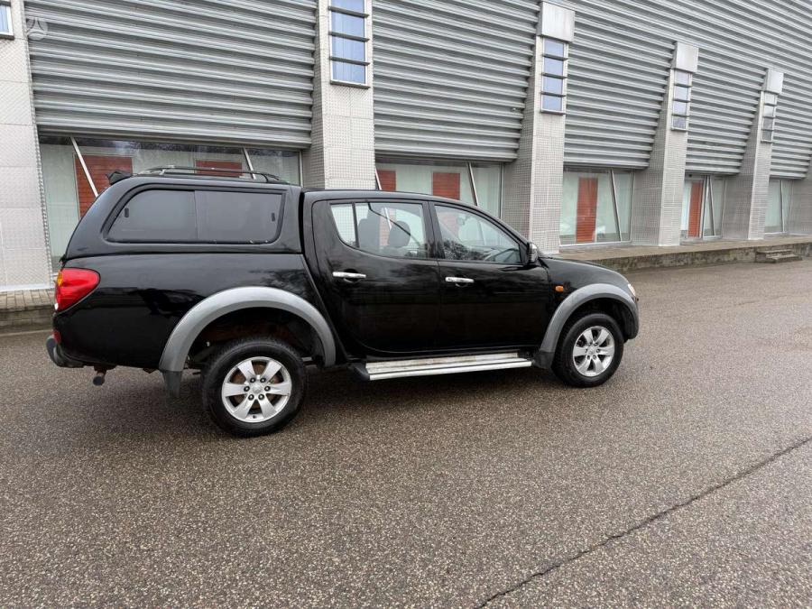 Black Mitsubishi l-200 2008 in Vilnius, with an engine capacity of 2.48 L and mileage of 284 thousand km for 6900 €, photo 6 on AUTOMOTO.COM.LV