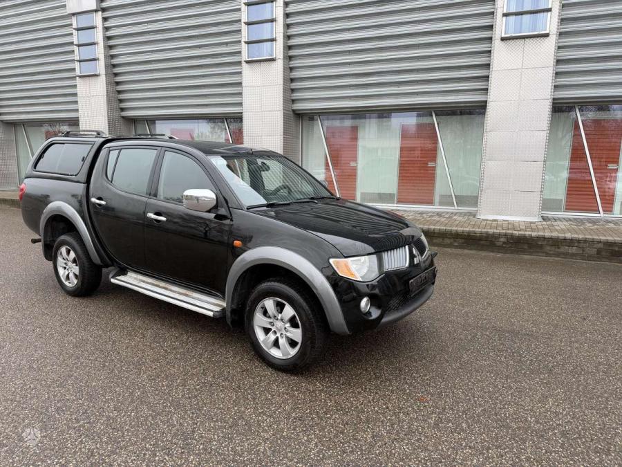 Black Mitsubishi l-200 2008 in Vilnius, with an engine capacity of 2.48 L and mileage of 284 thousand km for 6900 €, photo 7 on AUTOMOTO.COM.LV