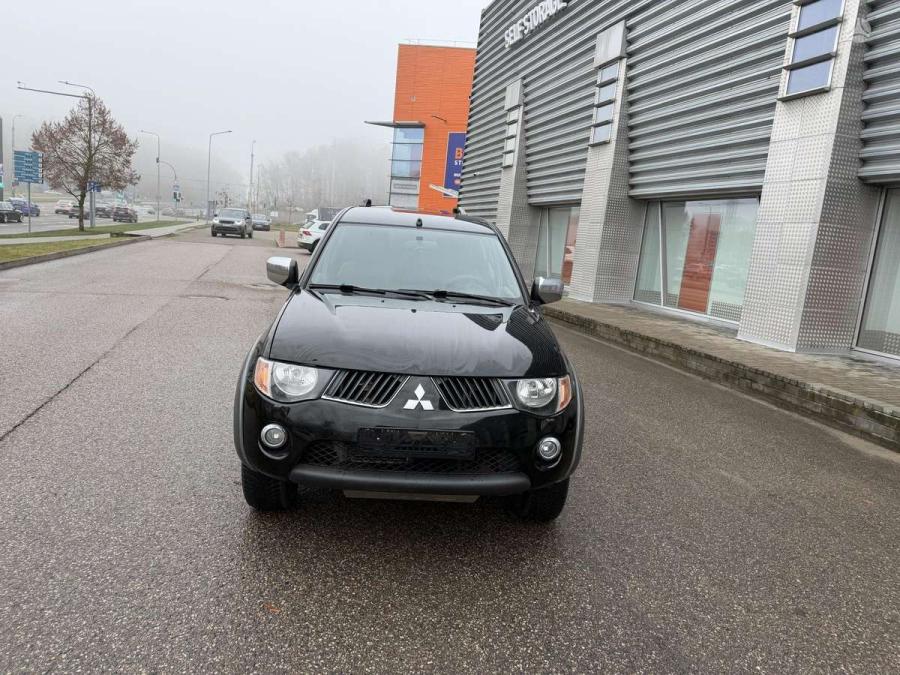 Black Mitsubishi l-200 2008 in Vilnius, with an engine capacity of 2.48 L and mileage of 284 thousand km for 6900 €, photo 8 on AUTOMOTO.COM.LV