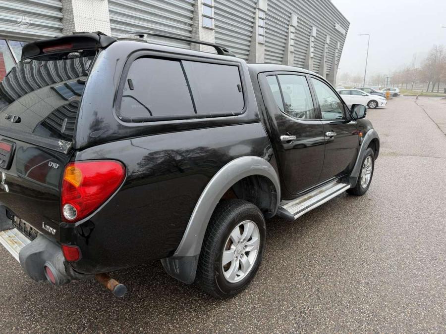 Black Mitsubishi l-200 2008 in Vilnius, with an engine capacity of 2.48 L and mileage of 284 thousand km for 6900 €, photo 12 on AUTOMOTO.COM.LV