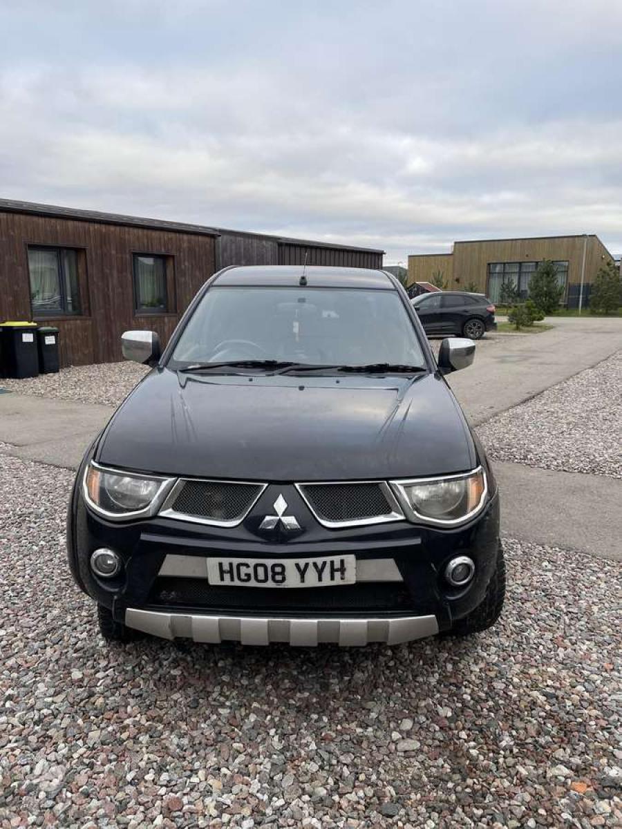 Black Mitsubishi l-200 2008 in Klaipeda, with an engine capacity of 2.50 L and mileage of 108 thousand km for 4700 €, photo 1 on AUTOMOTO.COM.LV