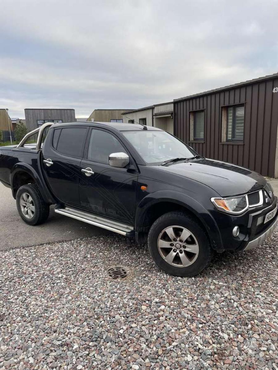 Black Mitsubishi l-200 2008 in Klaipeda, with an engine capacity of 2.50 L and mileage of 108 thousand km for 4700 €, photo 2 on AUTOMOTO.COM.LV