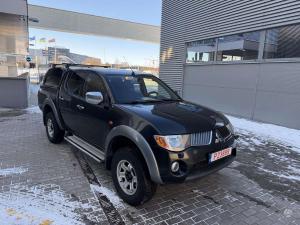 Melns Mitsubishi l-200 2008 Viļņa, ar dzinēja tilpumu 2.50 L un nobraukumu 236 tūkst. km par 7200 €, foto  vietnē AUTOMOTO.COM.LV