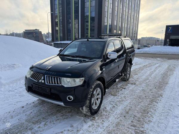 Black Mitsubishi l-200 2010 in Vilnius, with an engine capacity of 2.48 L and mileage of 318 thousand km for 7900 €, photo 1 on AUTOMOTO.COM.LV