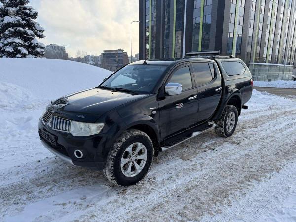 Black Mitsubishi l-200 2010 in Vilnius, with an engine capacity of 2.48 L and mileage of 318 thousand km for 7900 €, photo 2 on AUTOMOTO.COM.LV