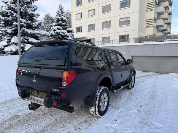 Black Mitsubishi l-200 2010 in Vilnius, with an engine capacity of 2.48 L and mileage of 318 thousand km for 7900 €, photo 3 on AUTOMOTO.COM.LV