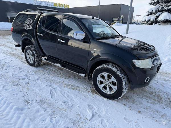Black Mitsubishi l-200 2010 in Vilnius, with an engine capacity of 2.48 L and mileage of 318 thousand km for 7900 €, photo 4 on AUTOMOTO.COM.LV