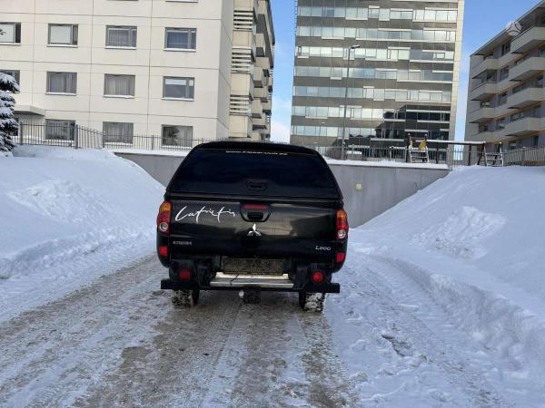 Black Mitsubishi l-200 2010 in Vilnius, with an engine capacity of 2.48 L and mileage of 318 thousand km for 7900 €, photo 5 on AUTOMOTO.COM.LV