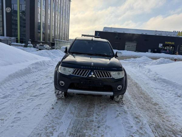 Black Mitsubishi l-200 2010 in Vilnius, with an engine capacity of 2.48 L and mileage of 318 thousand km for 7900 €, photo 7 on AUTOMOTO.COM.LV