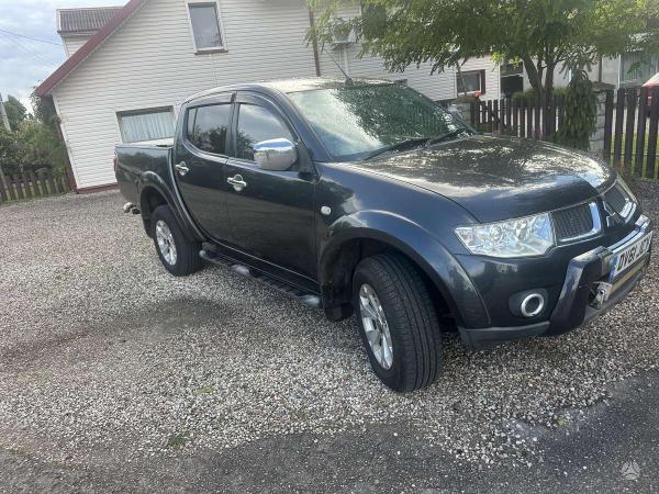 Black Mitsubishi l-200 2011 in Kaunas, with an engine capacity of 2.48 L and mileage of 180 thousand km for 5250 €, photo 3 on AUTOMOTO.COM.LV