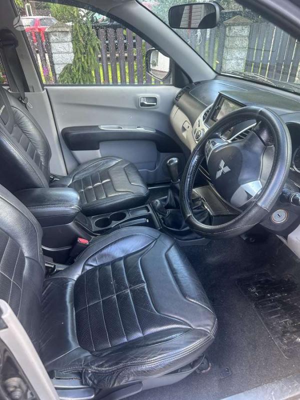 Black Mitsubishi l-200 2011 in Kaunas, with an engine capacity of 2.48 L and mileage of 180 thousand km for 5250 €, photo 8 on AUTOMOTO.COM.LV