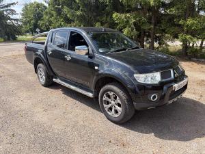 Melns Mitsubishi l-200 2012 Raseiniai, ar dzinēja tilpumu 2.48 L un nobraukumu 230 tūkst. km par 5000 €, foto  vietnē AUTOMOTO.COM.LV