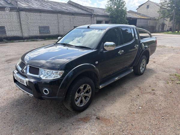 Black Mitsubishi l-200 2012 in Raseiniai, with an engine capacity of 2.48 L and mileage of 230 thousand km for 5000 €, photo 3 on AUTOMOTO.COM.LV