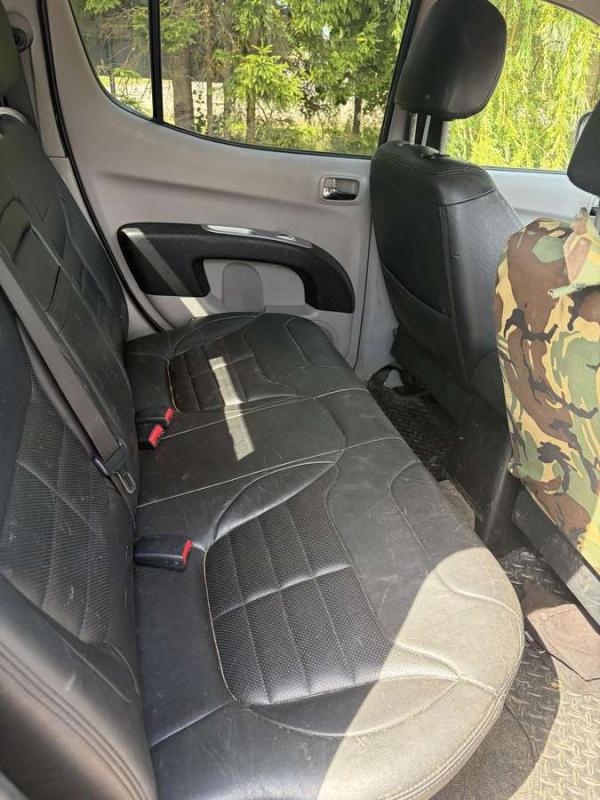 Black Mitsubishi l-200 2012 in Raseiniai, with an engine capacity of 2.48 L and mileage of 230 thousand km for 5000 €, photo 9 on AUTOMOTO.COM.LV