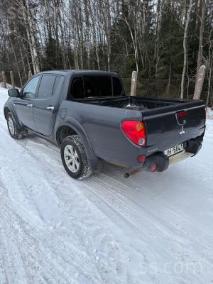 Melns Mitsubishi l-200 2013 Cēsis, ar dzinēja tilpumu 2.50 L un nobraukumu 549 tūkst. km par 4900 €, foto 2 vietnē AUTOMOTO.COM.LV