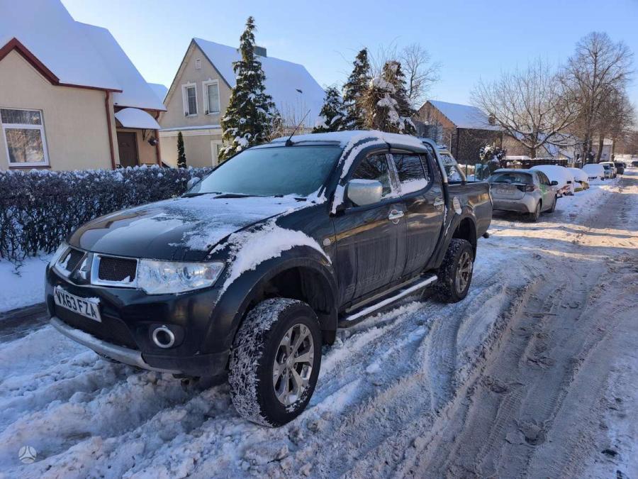 Black Mitsubishi l-200 2013 in Vilnius, with an engine capacity of 2.50 L and mileage of 150 thousand km for 5600 €, photo 1 on AUTOMOTO.COM.LV