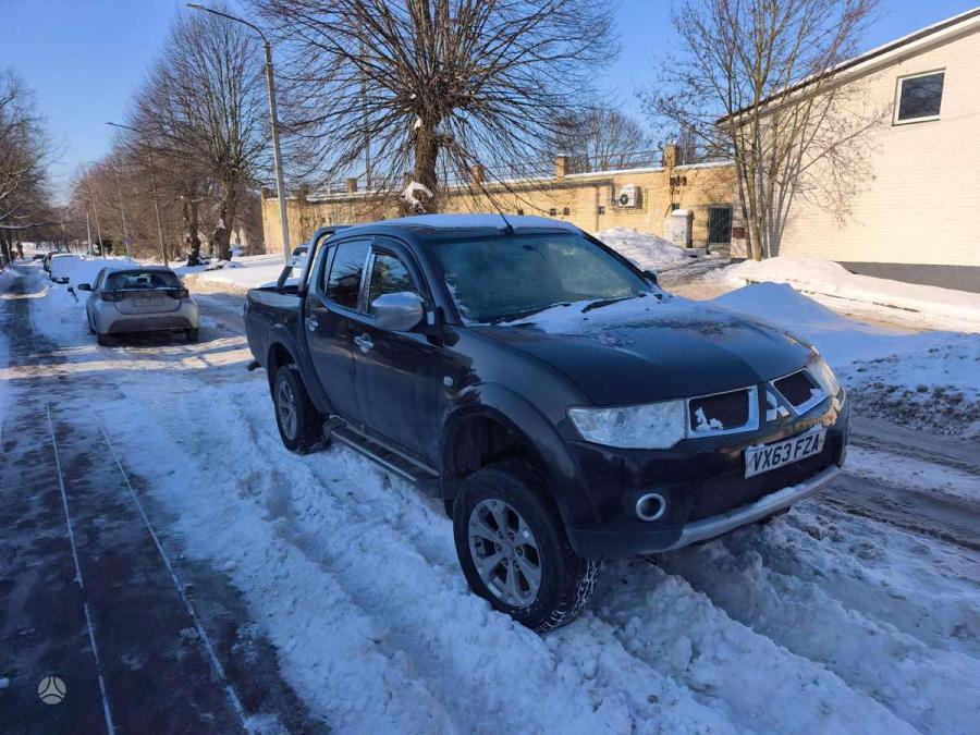 Black Mitsubishi l-200 2013 in Vilnius, with an engine capacity of 2.50 L and mileage of 150 thousand km for 5600 €, photo 3 on AUTOMOTO.COM.LV