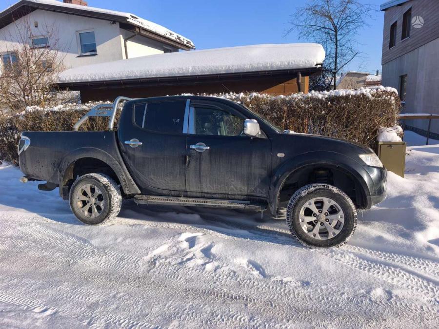Black Mitsubishi l-200 2013 in Vilnius, with an engine capacity of 2.50 L and mileage of 150 thousand km for 5600 €, photo 8 on AUTOMOTO.COM.LV