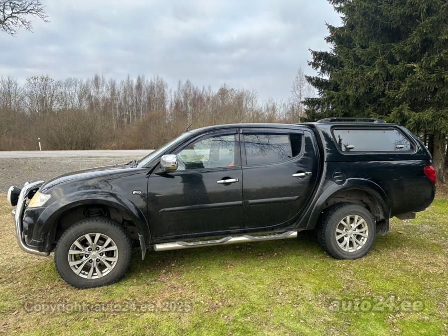 Black Mitsubishi l-200 2015 in Tallinn, with an engine capacity of 2.50 L and mileage of 210 thousand km for 16500 €, photo 3 on AUTOMOTO.COM.LV