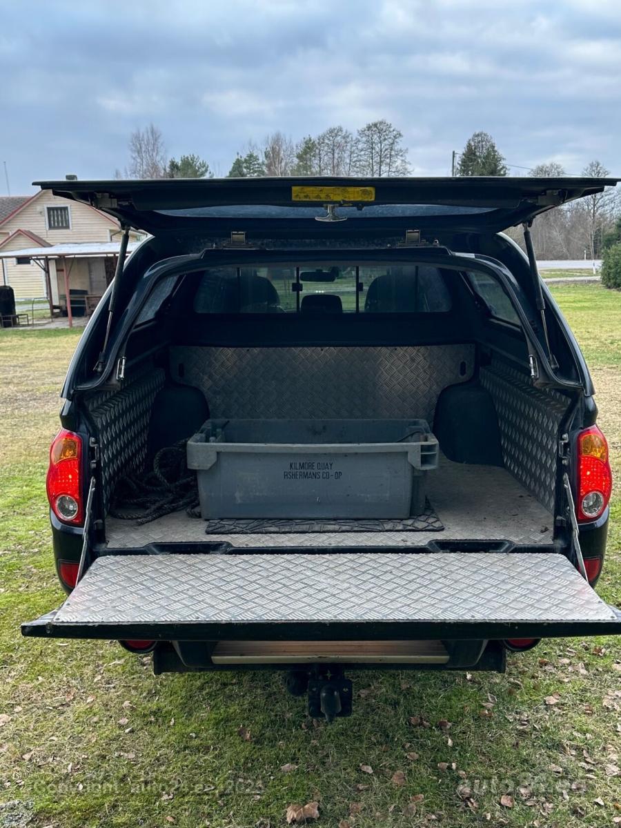Black Mitsubishi l-200 2015 in Tallinn, with an engine capacity of 2.50 L and mileage of 210 thousand km for 16500 €, photo 6 on AUTOMOTO.COM.LV