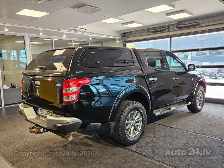 Black Mitsubishi l-200 2016 in Tallinn, with an engine capacity of 2.44 L and mileage of 151 thousand km for 19500 €, photo 3 on AUTOMOTO.COM.LV