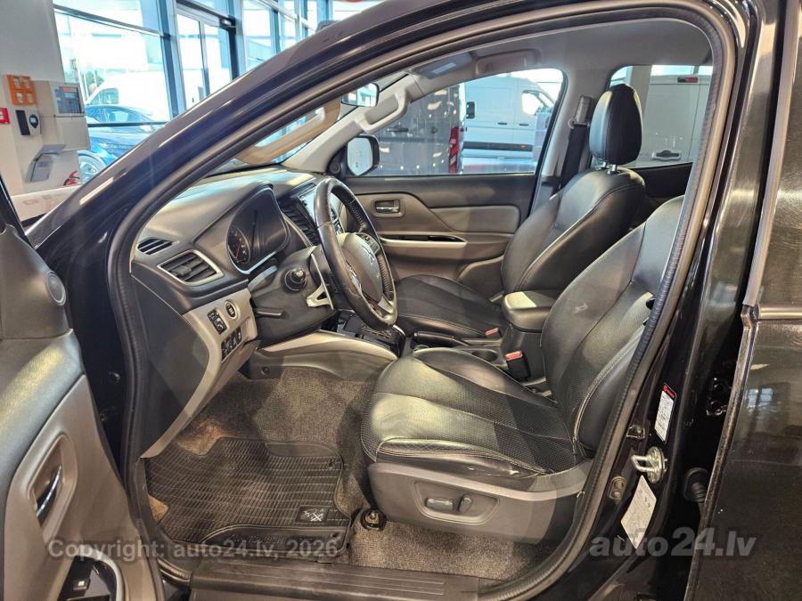 Black Mitsubishi l-200 2016 in Tallinn, with an engine capacity of 2.44 L and mileage of 151 thousand km for 19500 €, photo 7 on AUTOMOTO.COM.LV