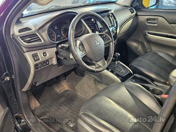 Black Mitsubishi l-200 2016 in Tallinn, with an engine capacity of 2.44 L and mileage of 151 thousand km for 19500 €, photo 7 on AUTOMOTO.COM.LV