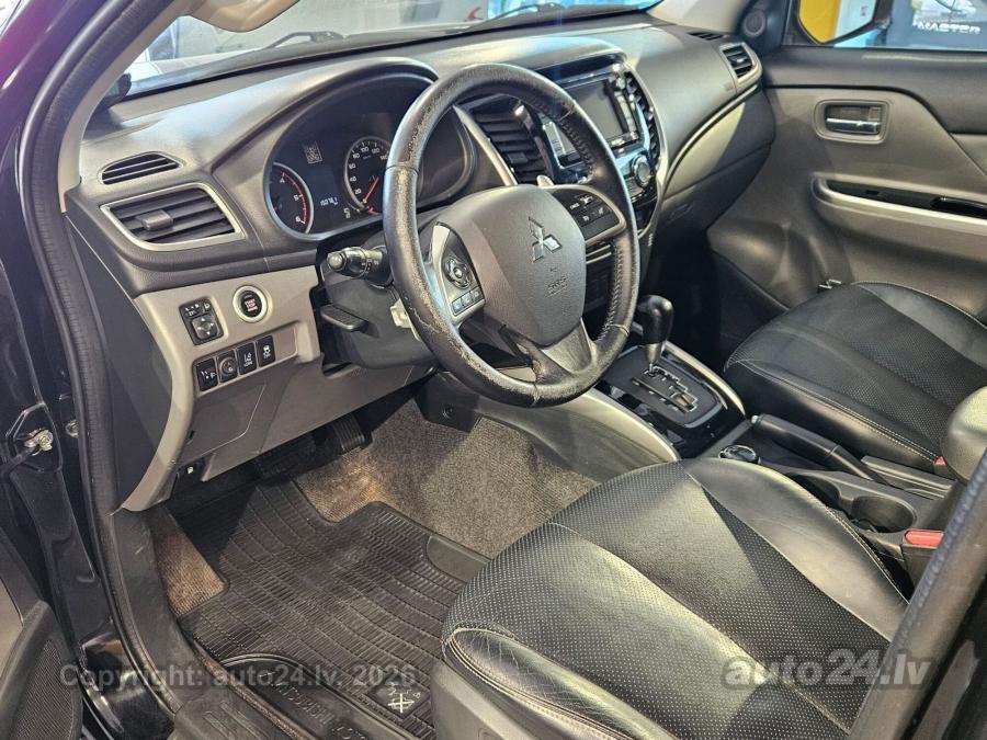 Black Mitsubishi l-200 2016 in Tallinn, with an engine capacity of 2.44 L and mileage of 151 thousand km for 19500 €, photo 8 on AUTOMOTO.COM.LV