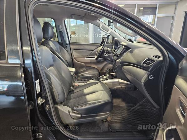 Black Mitsubishi l-200 2016 in Tallinn, with an engine capacity of 2.44 L and mileage of 151 thousand km for 19500 €, photo 9 on AUTOMOTO.COM.LV