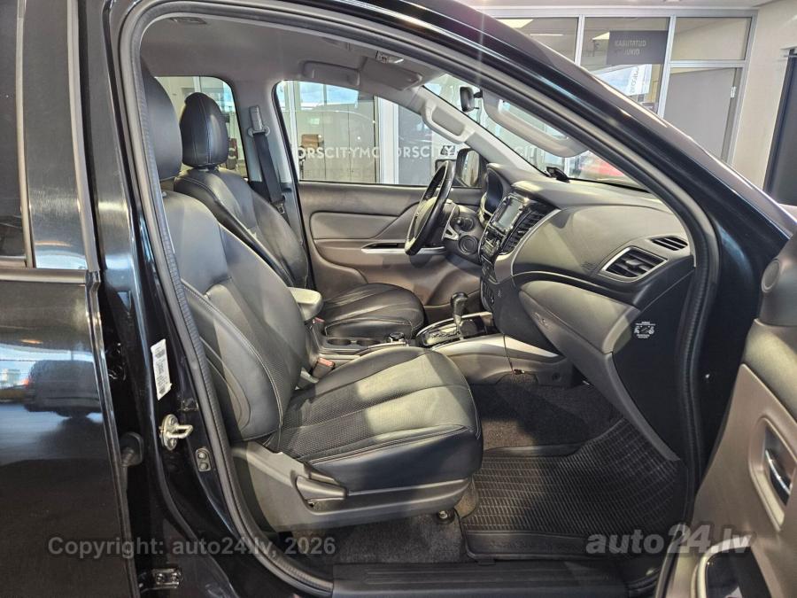 Black Mitsubishi l-200 2016 in Tallinn, with an engine capacity of 2.44 L and mileage of 151 thousand km for 19500 €, photo 10 on AUTOMOTO.COM.LV