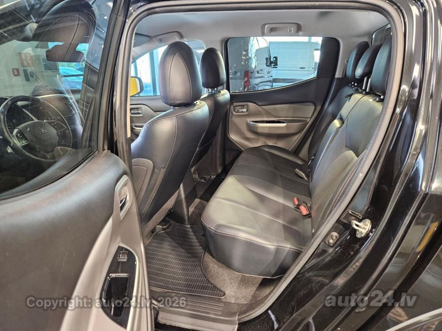 Black Mitsubishi l-200 2016 in Tallinn, with an engine capacity of 2.44 L and mileage of 151 thousand km for 19500 €, photo 11 on AUTOMOTO.COM.LV