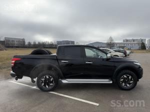 Black Mitsubishi l-200 2018 in Riga, with an engine capacity of 2.50 L and mileage of 216 thousand km for 18300 €, photo 3 on AUTOMOTO.COM.LV
