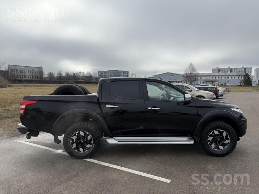 Black Mitsubishi l-200 2018 in Riga, with an engine capacity of 2.50 L and mileage of 216 thousand km for 18300 €, photo 3 on AUTOMOTO.COM.LV