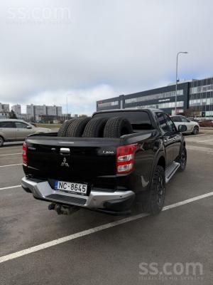Black Mitsubishi l-200 2018 in Riga, with an engine capacity of 2.50 L and mileage of 216 thousand km for 18300 €, photo 4 on AUTOMOTO.COM.LV