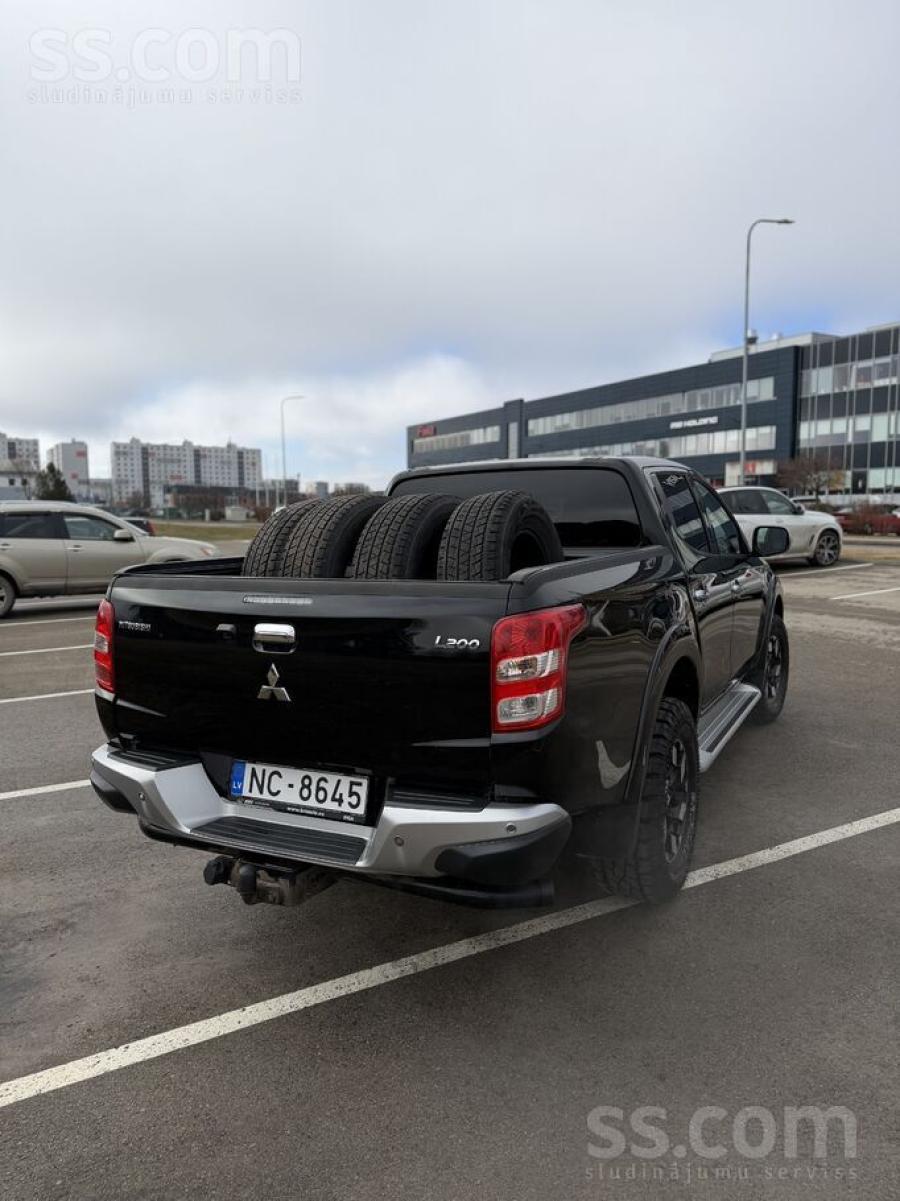 Black Mitsubishi l-200 2018 in Riga, with an engine capacity of 2.50 L and mileage of 216 thousand km for 18300 €, photo 4 on AUTOMOTO.COM.LV