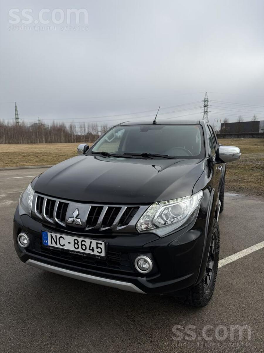 Black Mitsubishi l-200 2018 in Riga, with an engine capacity of 2.50 L and mileage of 216 thousand km for 18300 €, photo 5 on AUTOMOTO.COM.LV