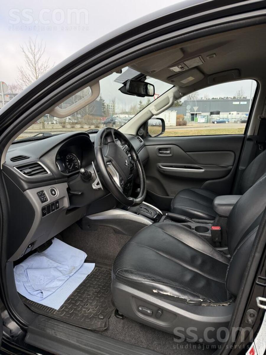 Black Mitsubishi l-200 2018 in Riga, with an engine capacity of 2.50 L and mileage of 216 thousand km for 18300 €, photo 6 on AUTOMOTO.COM.LV