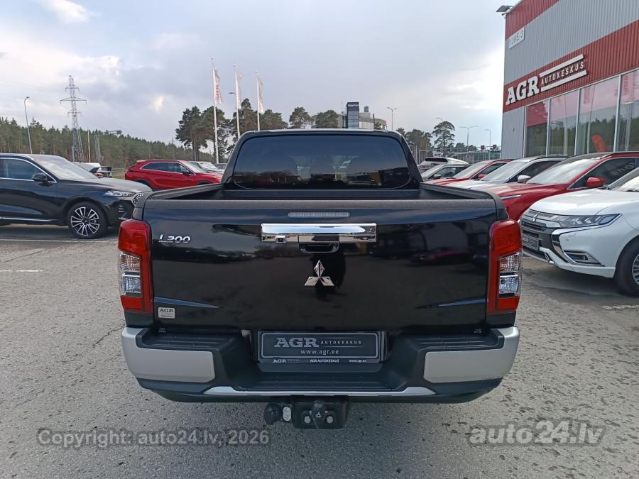 Black Mitsubishi l-200 2022 in Tallinn, with an engine capacity of 2.20 L and mileage of 80 thousand km for 29990 €, photo 5 on AUTOMOTO.COM.LV