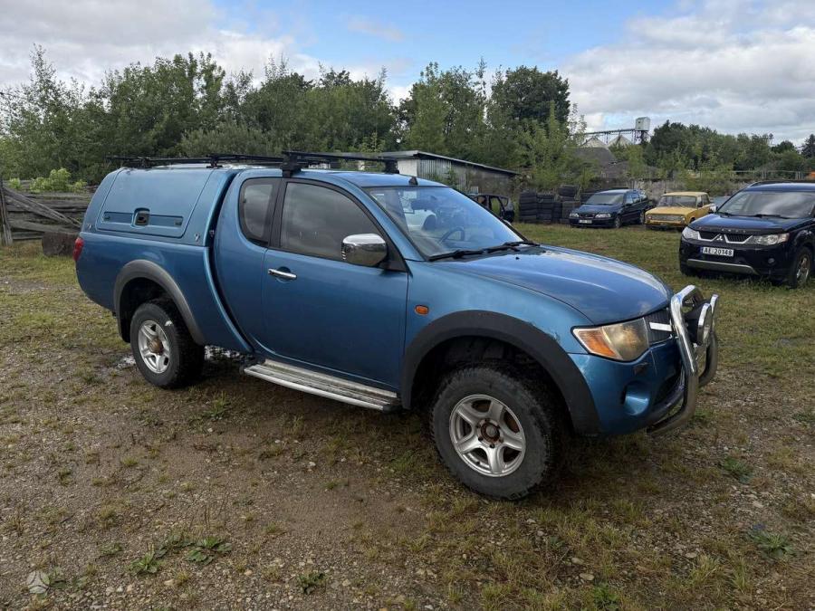 Blue Mitsubishi l-200 2006 in Pasvalys, with an engine capacity of 2.50 L and mileage of 380 thousand km for 4799 €, photo 1 on AUTOMOTO.COM.LV