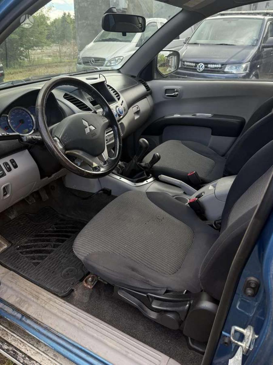 Blue Mitsubishi l-200 2006 in Pasvalys, with an engine capacity of 2.50 L and mileage of 380 thousand km for 4799 €, photo 7 on AUTOMOTO.COM.LV