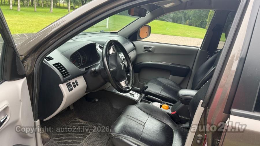 Brown Mitsubishi l-200 2014 in Tallinn, with an engine capacity of 2.50 L and mileage of 232 thousand km for 13900 €, photo 6 on AUTOMOTO.COM.LV