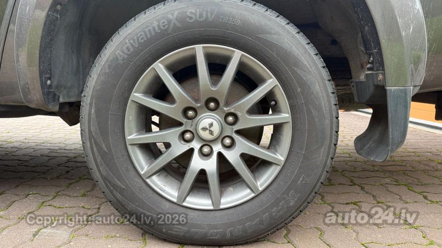 Brown Mitsubishi l-200 2014 in Tallinn, with an engine capacity of 2.50 L and mileage of 232 thousand km for 13900 €, photo 11 on AUTOMOTO.COM.LV