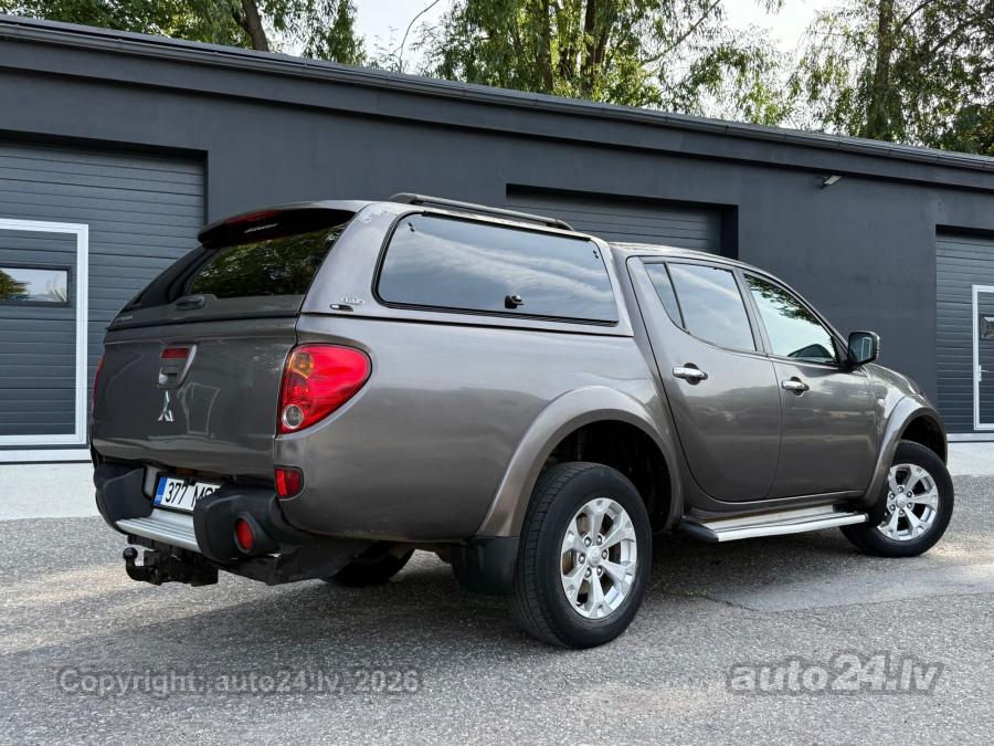 Brūns Mitsubishi l-200 2010 Tallina, ar dzinēja tilpumu 2.50 L un nobraukumu 296 tūkst. km par 7999 €, foto 13 vietnē AUTOMOTO.COM.LV