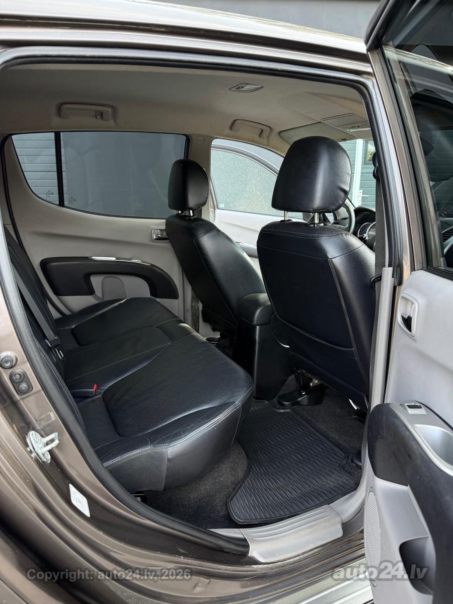 Brūns Mitsubishi l-200 2010 Tallina, ar dzinēja tilpumu 2.50 L un nobraukumu 296 tūkst. km par 7999 €, foto 18 vietnē AUTOMOTO.COM.LV